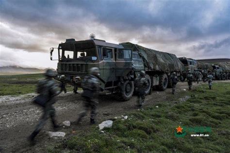 西藏军区远火部队在4000米高原夜间射击