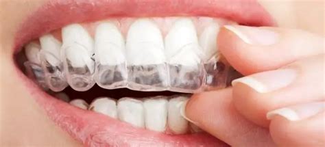 Разлика между кривата на Безие и B сплайн кривата Наука