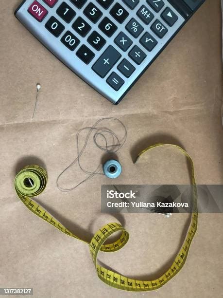 계산기 노란색 센티미터 및 갈색 배경에 스레드가있는 보빈 0명에 대한 스톡 사진 및 기타 이미지 0명 개념 개발 Istock