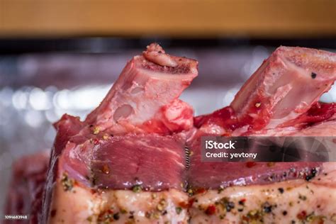 근접 촬영 보기 원시 쇠고기 갈비뼈 덩어리 호 오븐 쟁반에 크로스 갈비 음식에 대한 스톡 사진 및 기타 이미지 갈비 음식