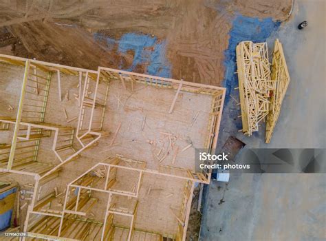 Pembingkaian Struktur Rangka Bangunan Rumah Kayu Yang Sedang Dibangun
