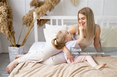 엄마와 딸은 침대에서 집에서 놀고 포옹하고 키스하고 라이프 스타일 젊은 엄마와 아이의 부드러운 관계 행복한 가족과 모성 2 3 살에 대한 스톡 사진 및 기타 이미지 Istock