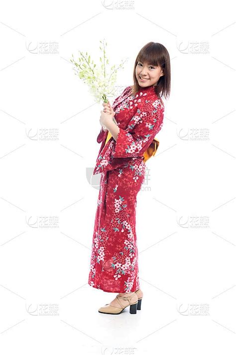 迷人的亚洲女人穿着和服与兰花花在白色的背景。素材 花瓣网