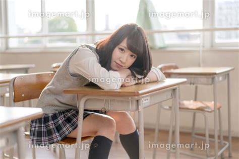 教室の机に伏せる女子高生の写真素材 [110253841] イメージマート