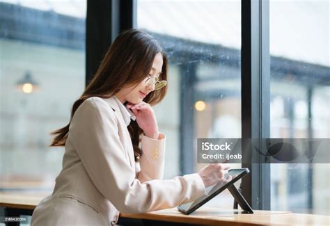 분석 디자인 및 계획을 위해 태블릿과 디지털 펜을 사용하는 전문 사업가 20 24세에 대한 스톡 사진 및 기타 이미지 20 24세 개발 결심 Istock