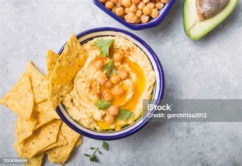 바로 위에 후무스 또는 허머스 에서 그릇 의 테이블에 비건 식물 기반 식품 건강한 생활방식에 대한 스톡 사진 및 기타 이미지 건강한 생활방식 건강한 식생활 고기