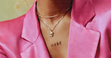 가슴에 이름이 적힌 분홍색 양복을 입은 여자 사진 Unsplash의 사람 이미지