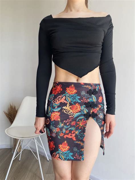 Спідниця міні і китайському стилі з розрізом — ціна 340 грн у каталозі