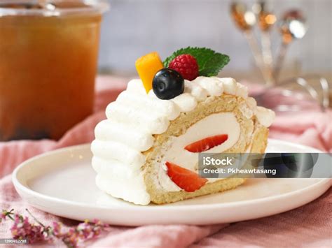 다양한 신선한 과일 조각으로 장식 된 바닐라 크림으로 채워진 스위스 롤 케이크를 닫으십시오 케이크에 대한 스톡 사진 및 기타 이미지 Istock