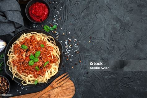 검은 콘크리트 배경에 치즈와 바질맛있는 볼로네즈 파스타 건강한 생활방식에 대한 스톡 사진 및 기타 이미지 건강한 생활방식