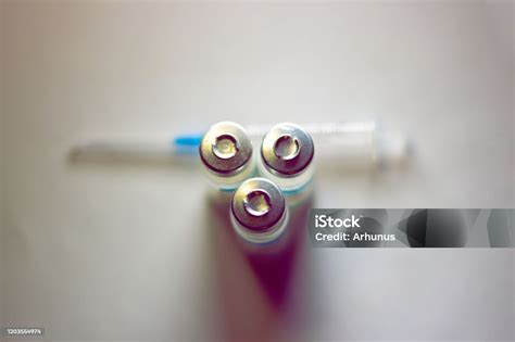 薬とガラスバイアル注射器を持つ抗生物質 からっぽのストックフォトや画像を多数ご用意 からっぽ アクションショット インフルエンザ