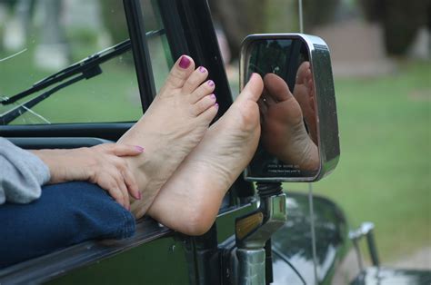 배경 화면 잔디 좌석 차량 팬티 스타킹 청바지 슬리퍼 샌들 발가락 자동차 손가락 다리 바람막이 유리 플립 플롭스 하이힐 계기반 구두쇠 매달려