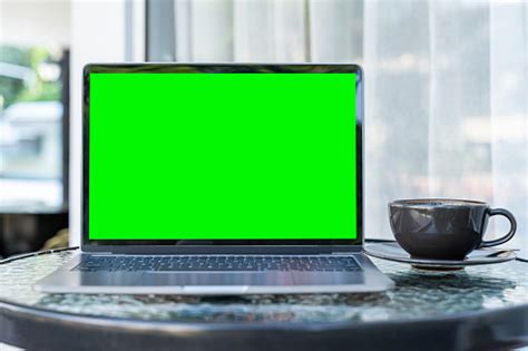 Mockup Komputer Laptop Dengan Layar Kosong Dengan Cangkir Kopi Di Atas