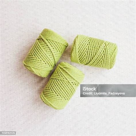 섬유 흰색 배경에 수제 Macrame 꼰 꼰 및 면화 실 녹색 면화 마크라메 코드와 로프 마크라메 및 수공예품 배너 및 광고를