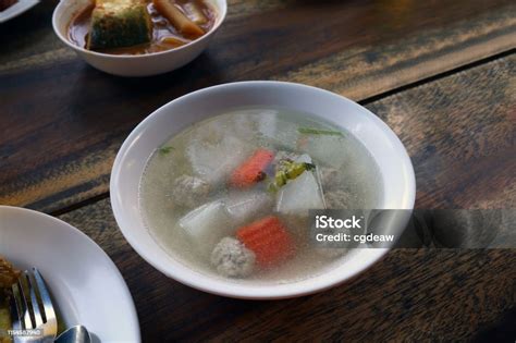 톰 가엥 주드 룩 친 무 투명 유리 국수 수프 콩 커드와 다진 돼지고기를 곁들인 맑은 수프 흰 그릇에 야채와 미트볼을 넣은 맑은 수프 건강한 생활방식에 대한 스톡 사진 및