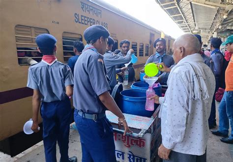 भोपाल स्टेशन पर भारत स्काउट्स एवं गाइड्स बच्चों द्वारा जल सेवा Water