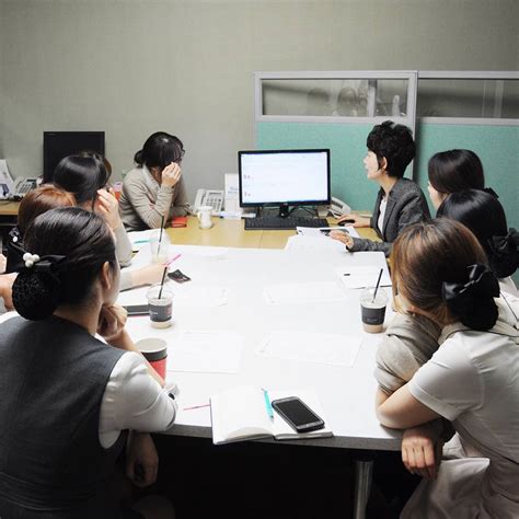 참조은치과병원 팀장급 직원들과 함께 고객만족도 설문조사 통계 자료를 보며 회의를 진행하였어요 이번