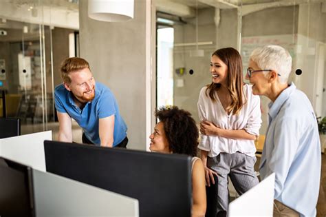 기업 사무실에서 일하고 브레인 스토밍하는 행복한 다민족 성공 비즈니스 사람들의 그룹 건축가에 대한 스톡 사진 및 기타 이미지 건축가 기업 문화 기업 비즈니스 Istock