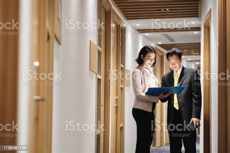 은행 사무실에서 행복 한 중국 고객에 게 문서를 설명 하는 사업가 거래자에 대한 스톡 사진 및 기타 이미지 거래자 경영자 경제 Istock