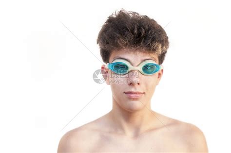 白色背景的快乐有趣的青少年带着游泳蓝眼镜高清图片下载 正版图片505531177 摄图网