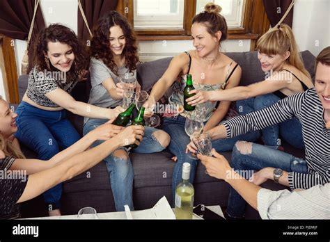 Groupe Damis Adultes Hommes Et Femmes Assis Sur Canapé Faire Un Toast
