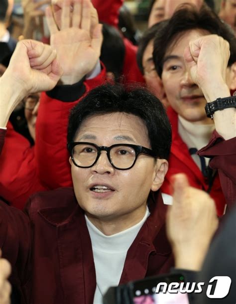 부산 구포시장 찾은 한동훈 비대위원장 뉴스1