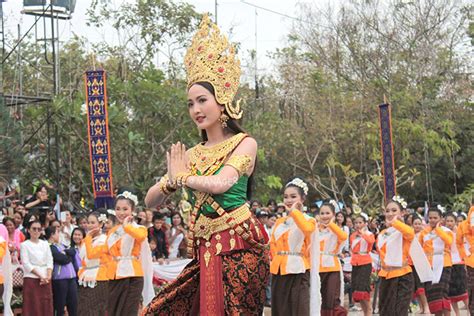 “แต้ว ณฐพร” นำทีมนางรำ 5 พันคน รำเปิดงาน “นมัสการพระธาตุนาดูน 61” ที่