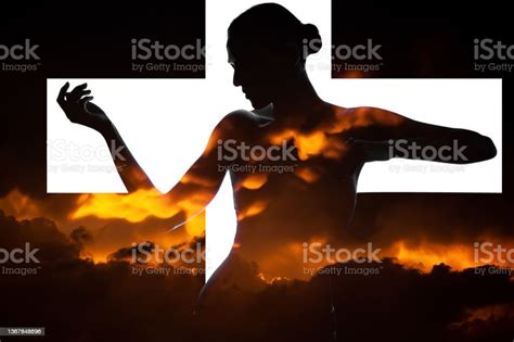 일몰 구름에 여자의 실루엣 절취 사람의 내면 세계의 재산 30 34세에 대한 스톡 사진 및 기타 이미지 30 34세 개념