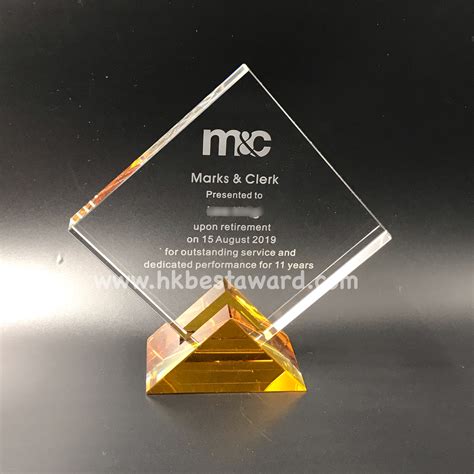 退休紀念水晶獎座 方錐形水晶牌 香港優質奬品設計公司 案例分享