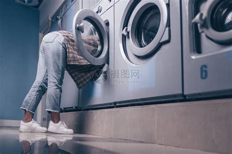 洗衣房洗衣机里的年高清图片下载 正版图片503370507 摄图网