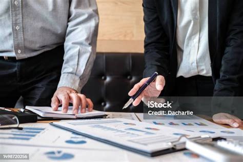 비즈니스 사람들 회의 디자인 아이디어 전문 투자자 작업 새로운 시작 프로젝트 개념 사무실에서의 비즈니스 계획 2명에 대한 스톡 사진 및 기타 이미지 Istock