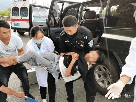 田蓬发生一起交通事故，现场1人受伤严重，警方紧急救助群众