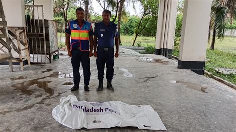 কুয়াকাটা সৈকত থেকে অর্ধগলিত অজ্ঞাত মরদেহ উদ্ধার করেন নৌ পুলিশ Barta