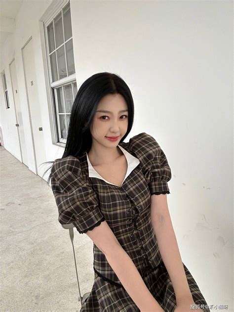 虞书欣身穿格纹连衣裙少女感披散长发甜美可爱 搜狐大视野 搜狐新闻