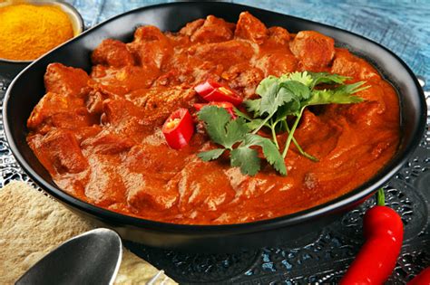 치킨 티카 마살라 매운 카레 고기 음식 냄비에 쌀과 난 빵 테이블에 인도 음식 0명에 대한 스톡 사진 및 기타 이미지 0명