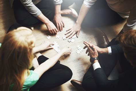 Grupo de rompecabezas y personas que piensan en el trabajo en equipo y la colaboración de
