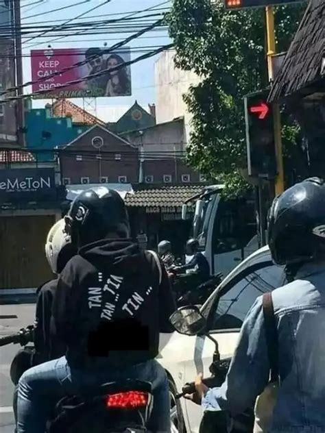 10 Potret Tulisan Absurd Di Baju Pengendara Motor Ini Sukses Jadi