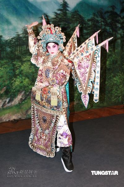组图：何韵诗演《大红袍》 称不当歌手改唱越剧影音娱乐新浪网