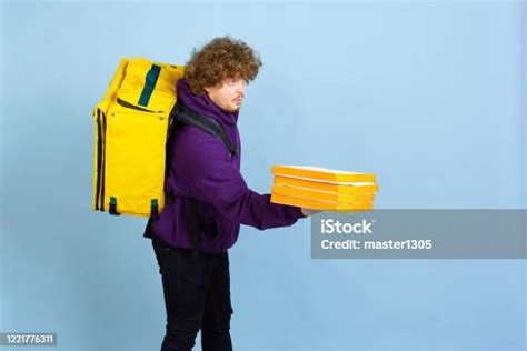 격리 중 에도 없는 배달 서비스 남자는 절연 하는 동안 음식과 쇼핑 백을 제공 합니다 파란색 배경에 고립 된 배달사람의 감정 감정에 대한 스톡 사진 및 기타 이미지 Istock