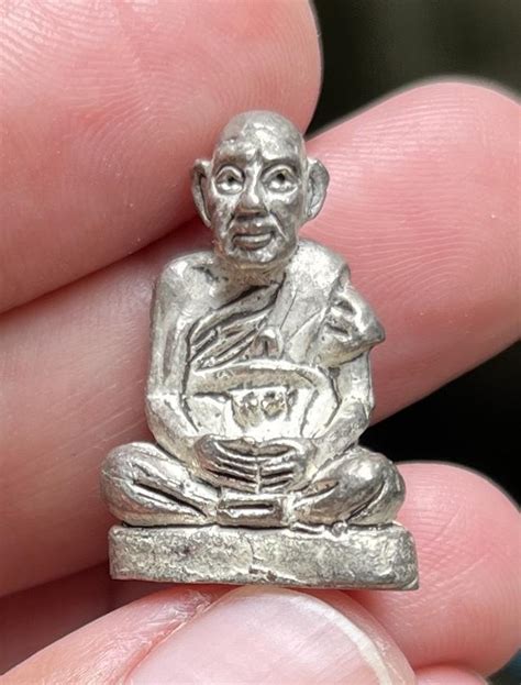 หลวงปู่สุขโพธิ์ทรายทอง Ennxo