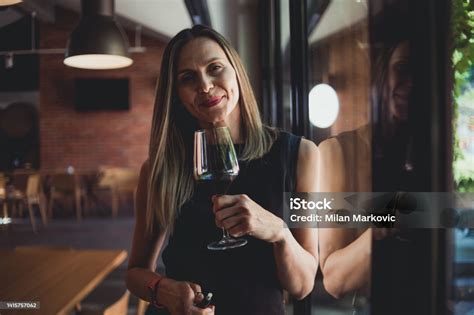 아름다운 여성이 와인 한 잔과 전자 담배를 들고 창문 옆에 서 있습니다 전자담배에 대한 스톡 사진 및 기타 이미지 전자담배 35 39세 건강관리와 의술 Istock