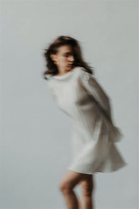 감정적인 관념적인 긴 머리 매혹적인 모션 블러 몽환 미니멀리즘 미묘한 미술 백대하 부드러운 조명 섬세한
