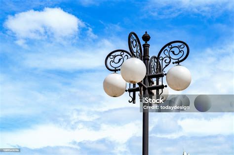 하늘의 배경에 가로등 흰색 구형 램프 철 패턴 도시의 가로등 가리기에 대한 스톡 사진 및 기타 이미지 가리기 개념 개체 그룹 Istock