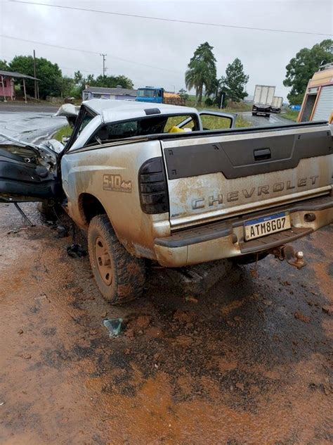 Colisão Entre Caminhonete E Caminhão Deixa Uma Pessoa Ferida Na Br 470