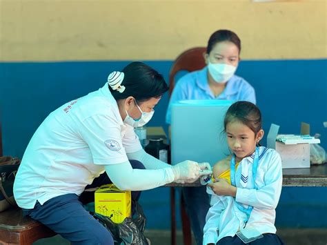 មន្រ្តីសុខាភិបាលនៃមណ្ឌលសុខភាពស្មាច់មានជ័យចុះចាក់វ៉ាក់សាំងកូវីដ ១៩