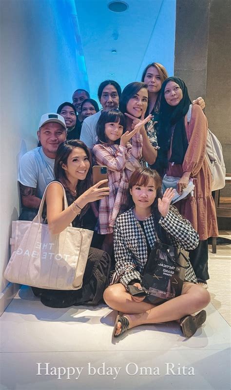 Diisukan Rujuk 10 Potret Gading-Gisel Rayakan Ultah Oma RIta