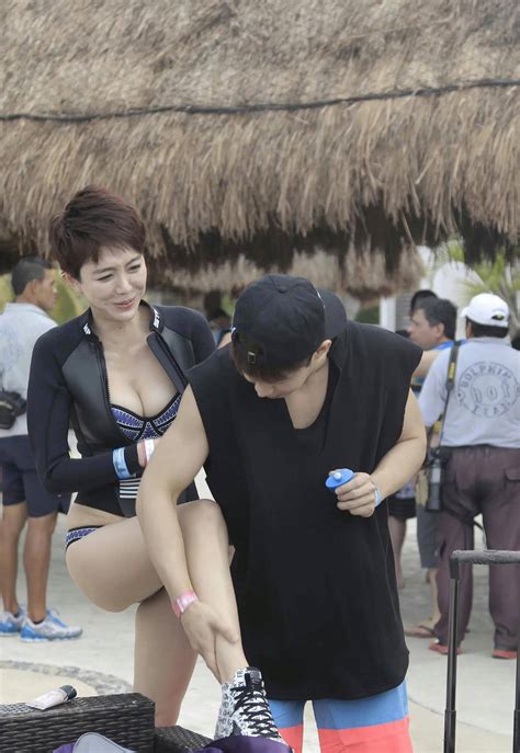 姜妍在《花样姐姐》中的性感泳衣造型：挑战与突破勇气照片女性