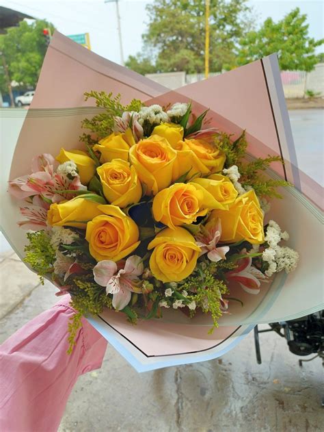 Yellow Rose Bouquet On Pink Umbrella Bouquet De Rosas Amarillas