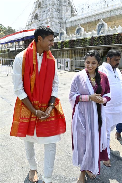 Navdeep Saini శ్రీవారిని దర్శించుకున్న టీమిండియా క్రికెటర్‌ ఫొటోలు