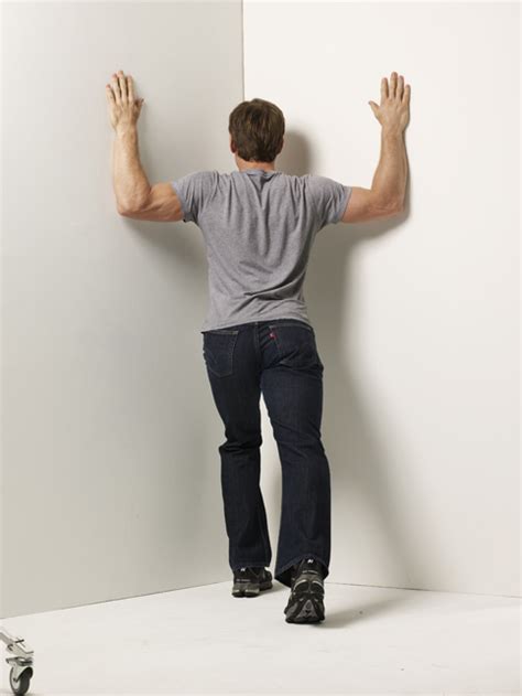 exercise technique - Proper way to stretch the pectoral muscles ...